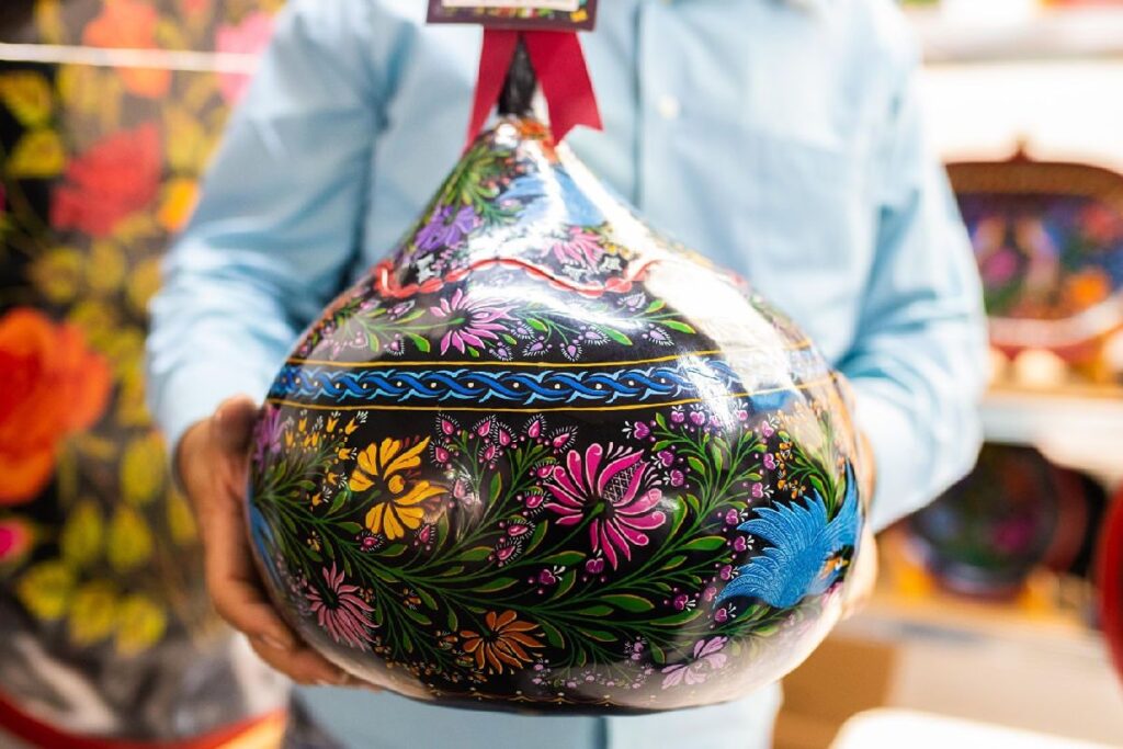 ¿Qué es la laca que se usa en artesanías de Uruapan?