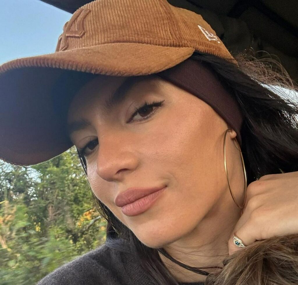 Sarah Kohan y su polémica foto besando a su hijo