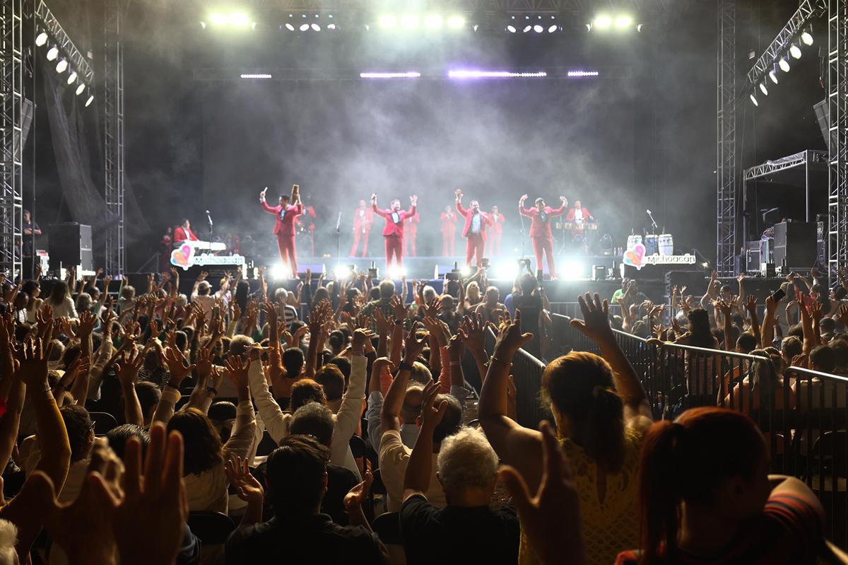 La Sonora Santanera hizo bailar a los presentes en el Festival ...