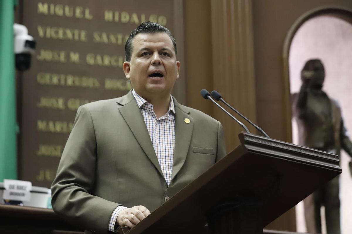 Renovar placas cada diez años en Michoacán, propone Valencia
