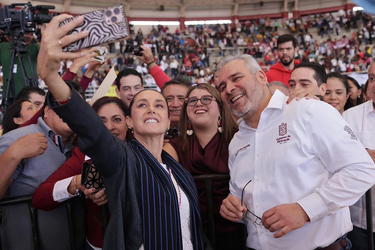 Bedolla acompaña a Sheinbaum en festejo por primer año de gobierno