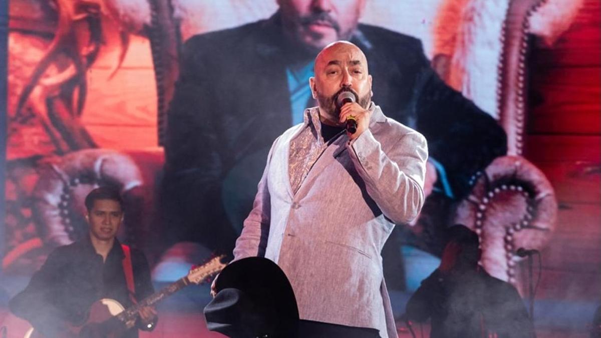 Lupillo Rivera lanza libro "Tragos amargos" en México