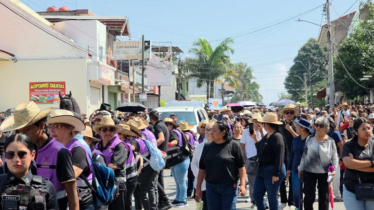 Uruapan en luto e indignación tras asesinato de su alcalde, Carlos Manzo