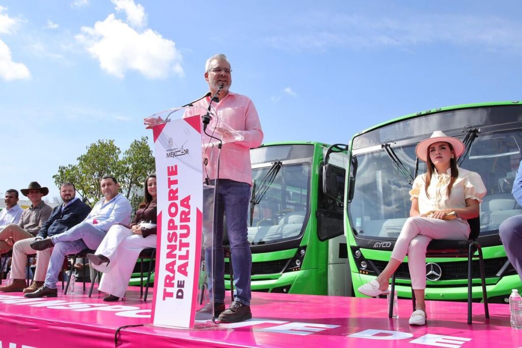 Bedolla moderniza transporte en Uruapan con 80 nuevas unidades