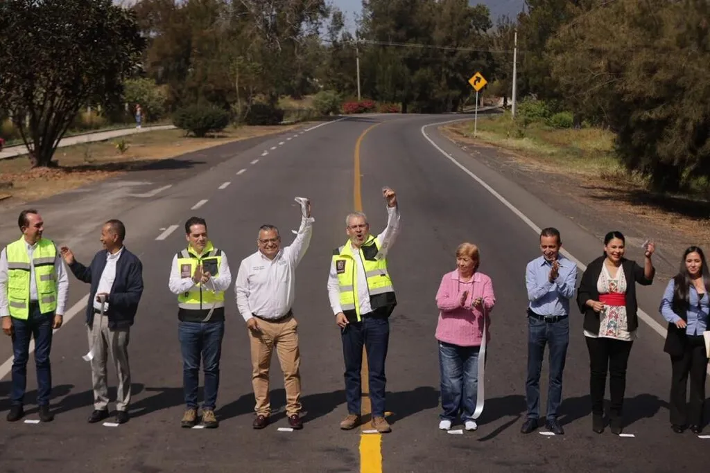 Inauguran rehabilitación de carretera Tocumbo-Cotija