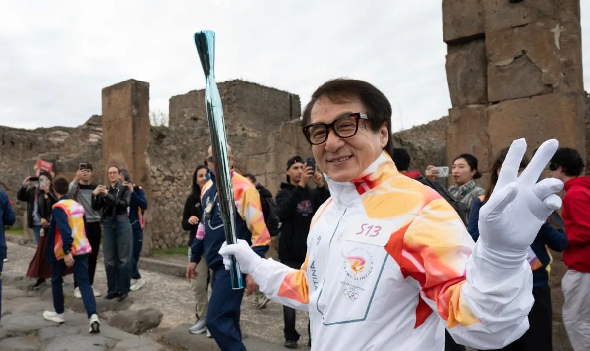 Jackie Chan lleva la antorcha olímpica en Pompeya
