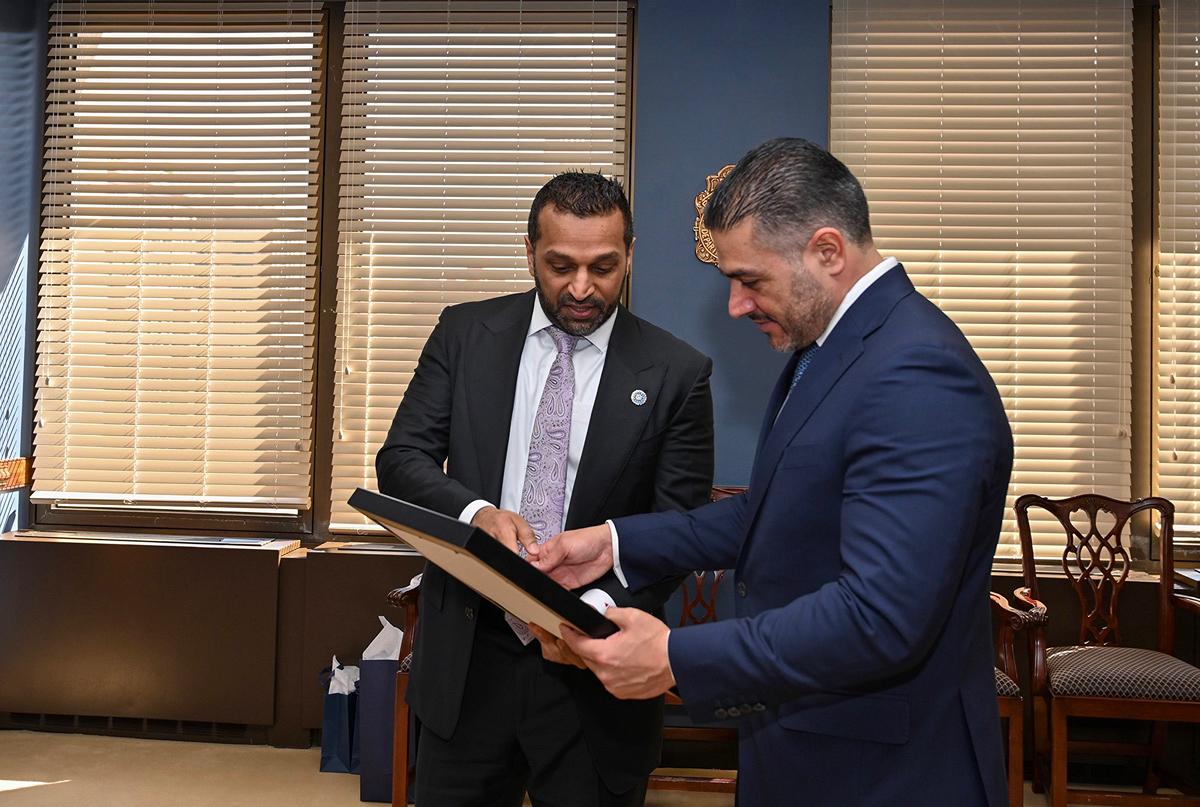 Harfuch se reúne con director del FBI