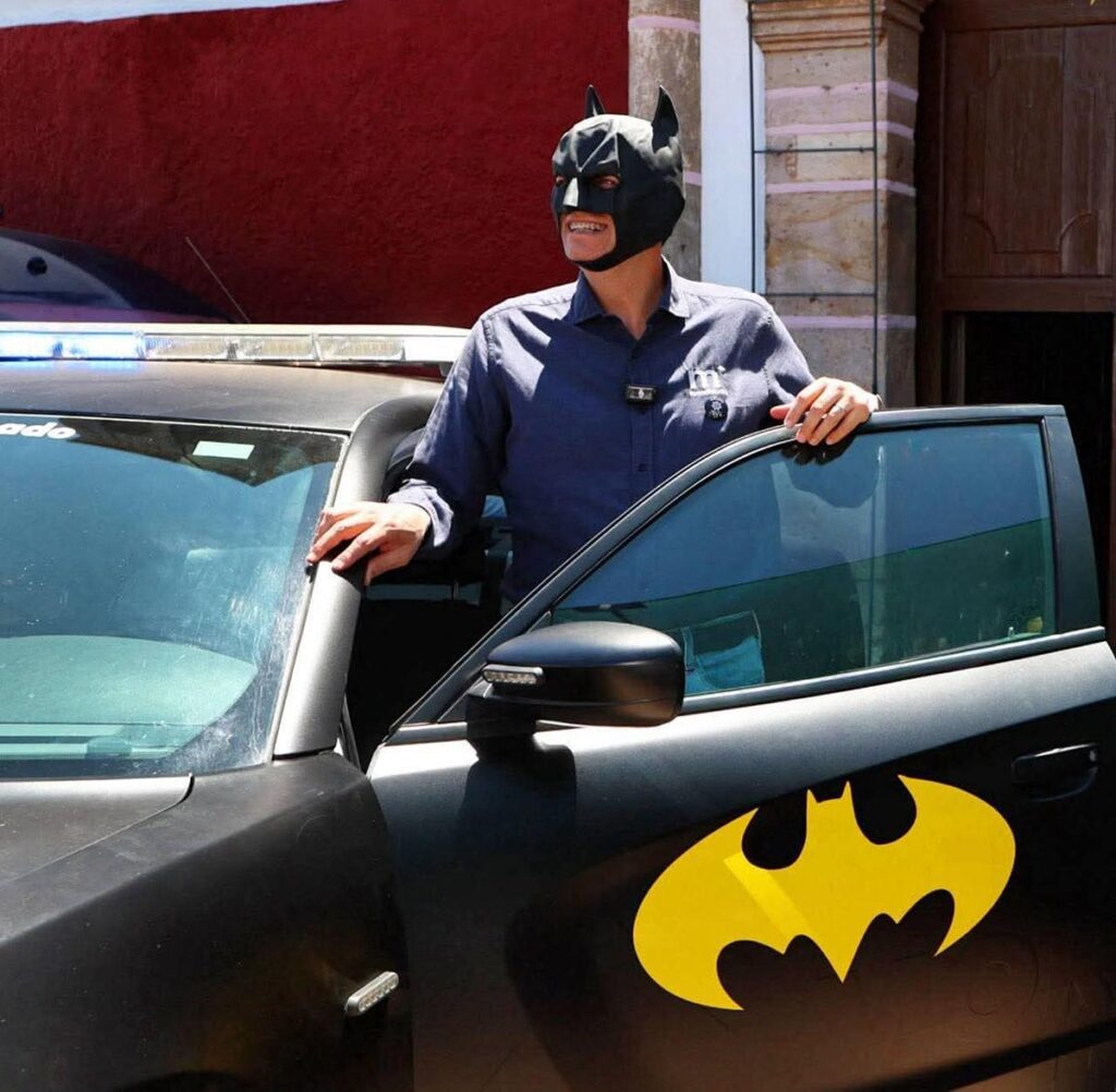 Alfonso va de Batman; ¿vencerá a Guasón y Dos Caras en 2027?