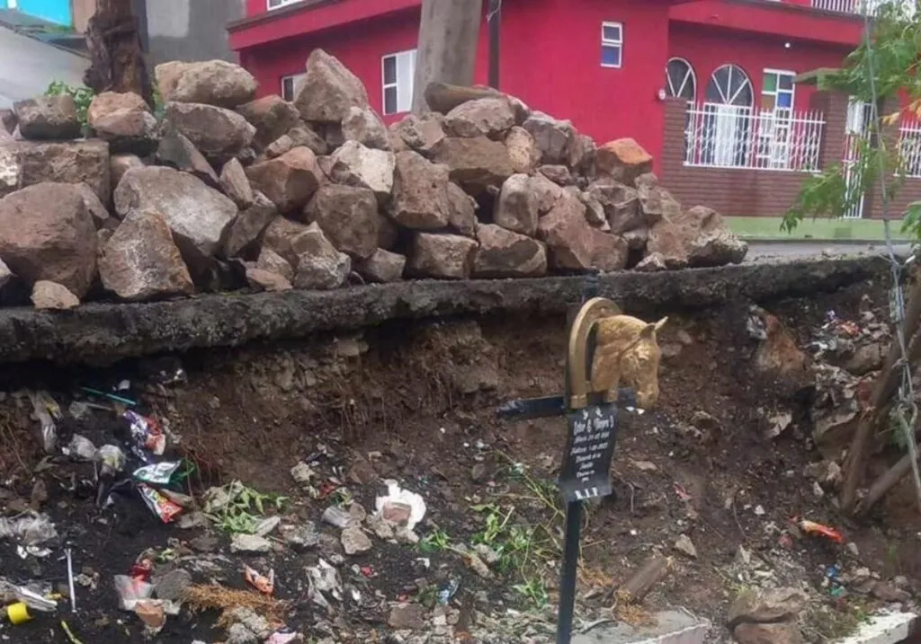 Colapsa barda perimetral en panteón de Tarímbaro