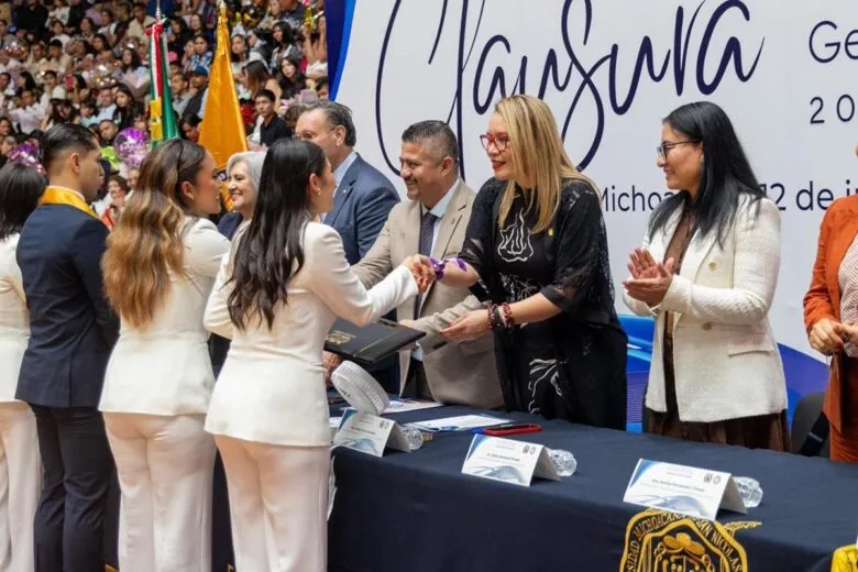 Egresan enfermeras y enfermeros de UMSNH con sello de calidad